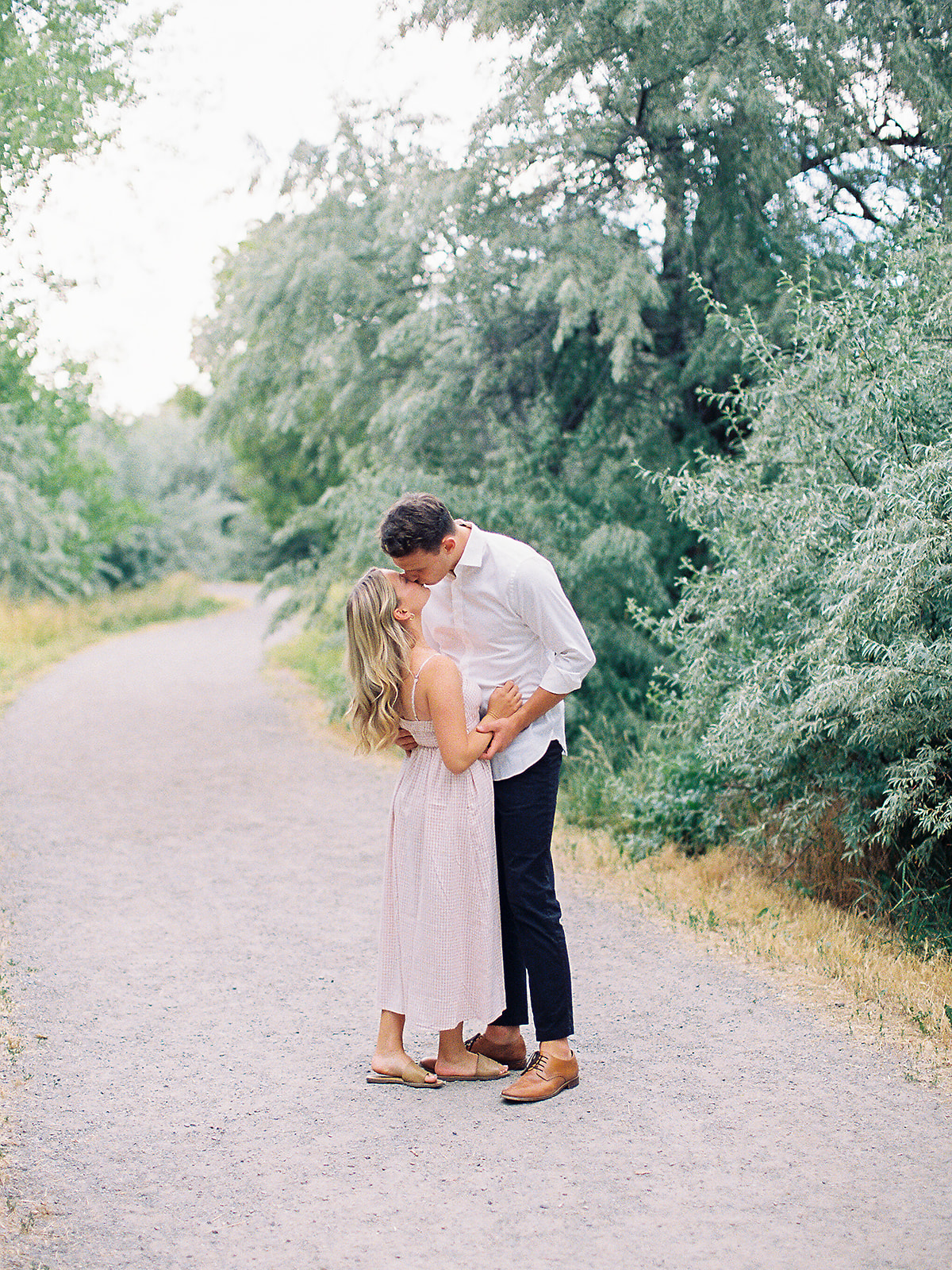 Picnic Couples Photos at a Salt Lake City Park - aloralani.com